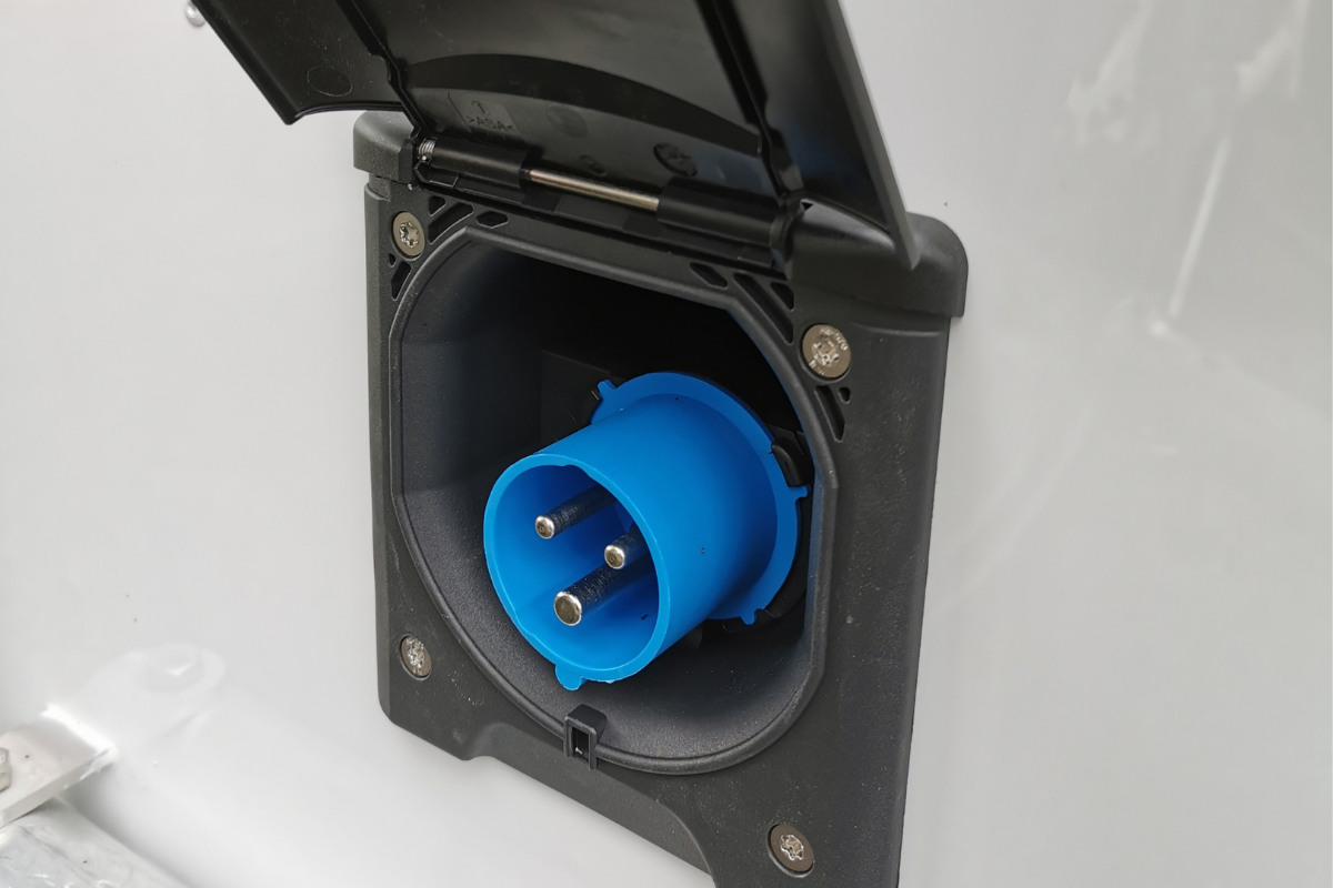 Prise 220 V sortie européenne - Toutenvélo solutions